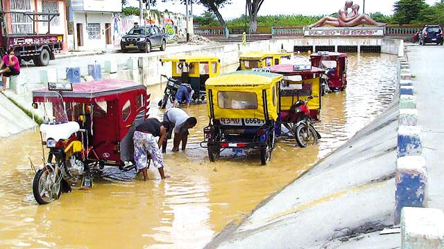 Río Tumbes llegó a más de 800 metros cúbicos por segundo y se desborda ...